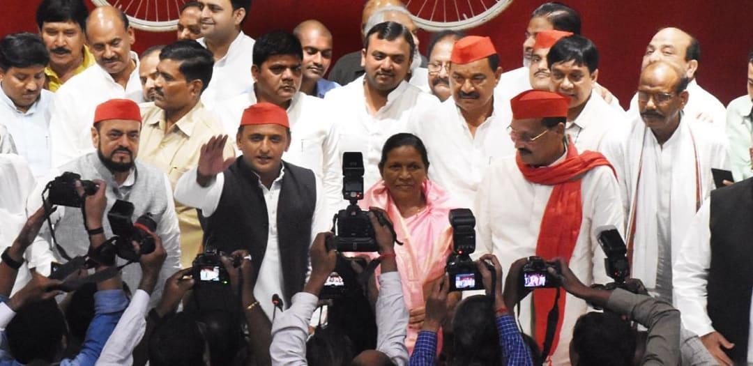Phoolan Devi's sister joins Samajwadi Party | Politics News | Inshorts