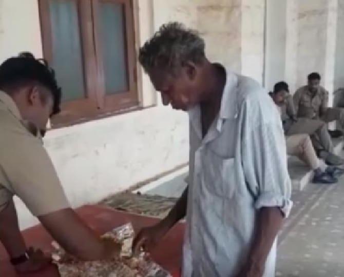 Video Of Kerala Police Officer Sharing Food With Man Goes Viral