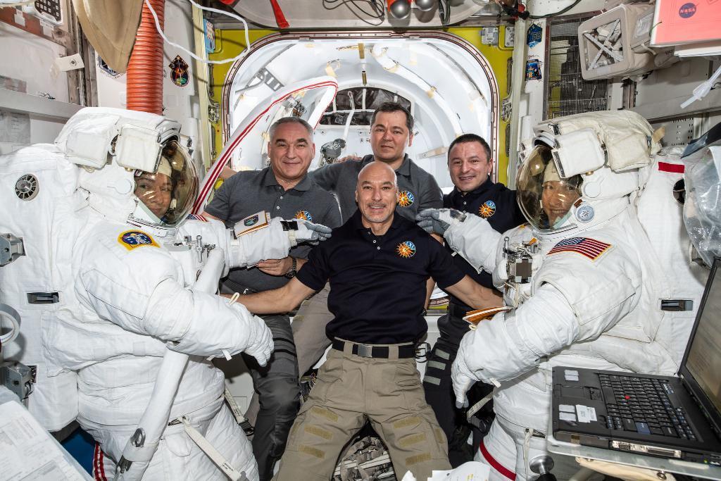 Astronauts celebrate New Year in space at 5:30 AM IST: Space Station ...