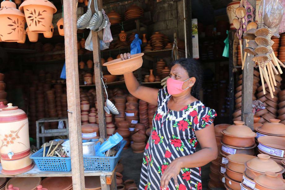 Sri Lanka lifts COVID-19 lockdown, says 'no community spread'
