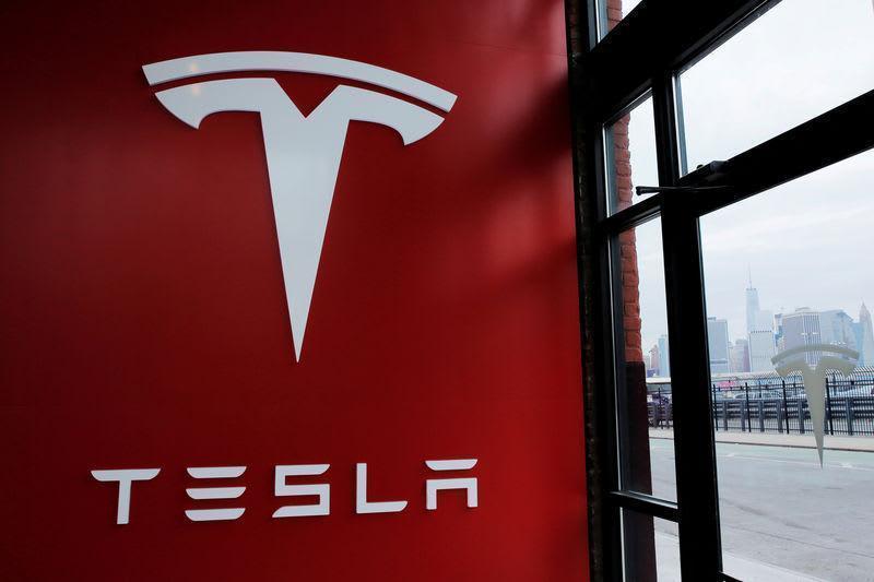 Nearly 40,000 Robinhood users bought Tesla stock in 4 hours