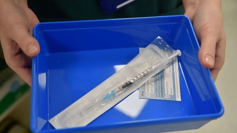 4 volunteers who got Pfizer vaccine developed temporary facial ...