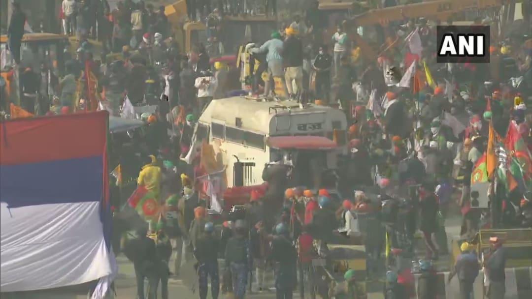 Farmers and police clash at Delhi's GT Karnal road, police use teargas ...