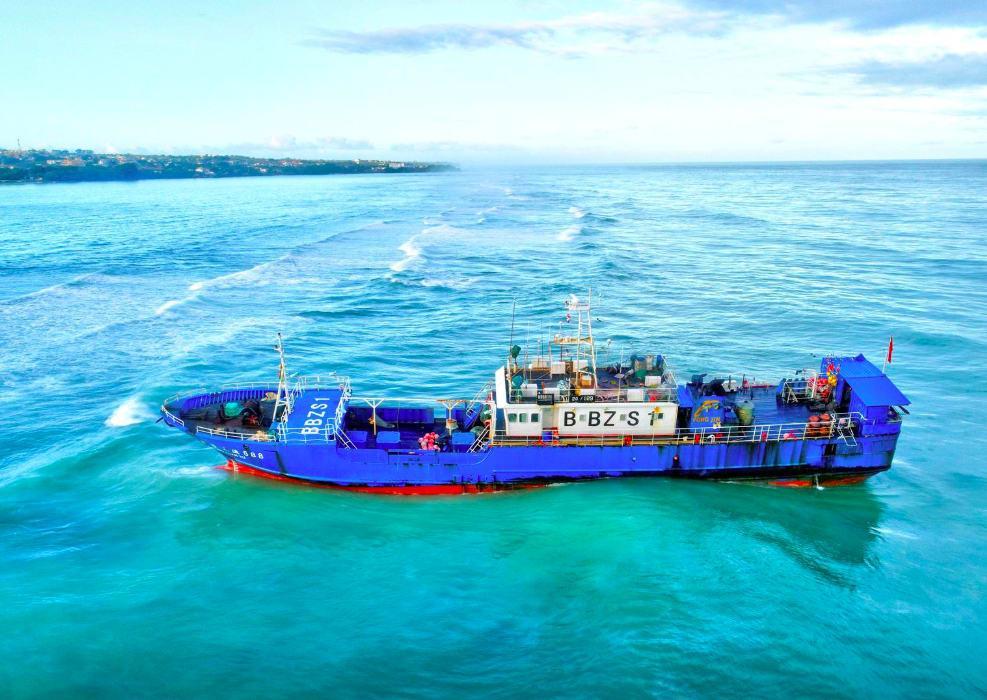 Chinese trawler with 130 tonnes of oil runs aground off Mauritius ...