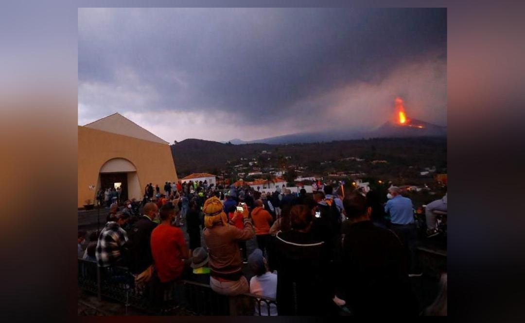 tourists-arrive-on-spanish-island-to-see-erupting-volcano-world-news
