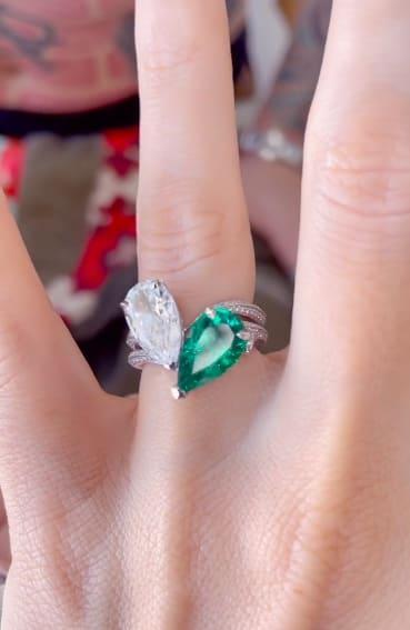 Designed her ring so that it hurts when she takes it off: Machine Gun ...