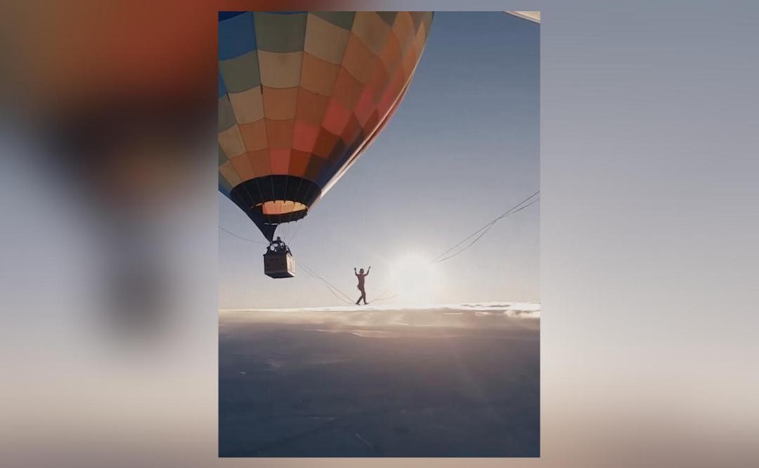 Man walks on rope tied between 2 hot air balloons at 6,236 ft to create ...