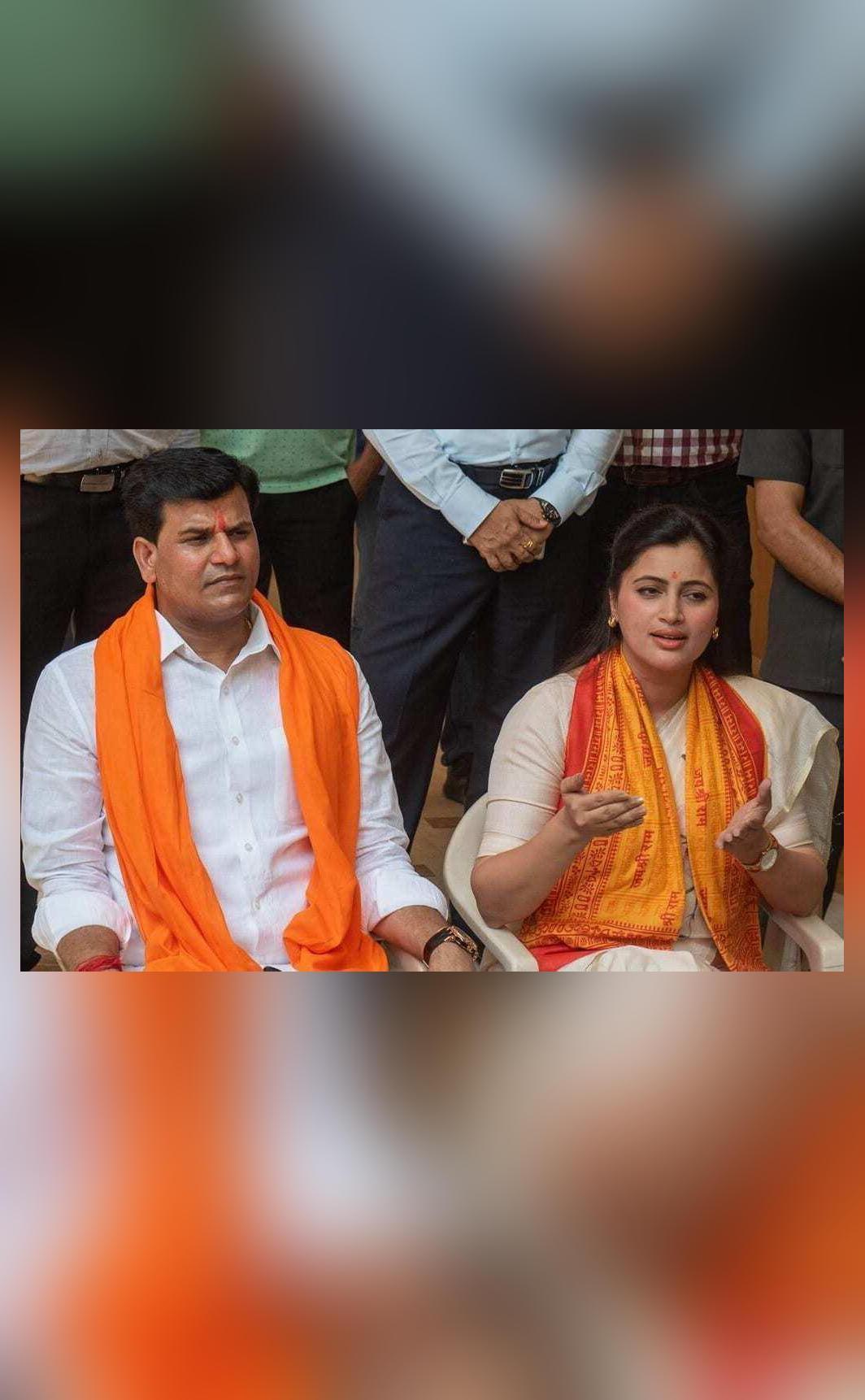 Maha MP Navneet Rana, husband Ravi Rana get bail in Hanuman Chalisa case | National News | Inshorts