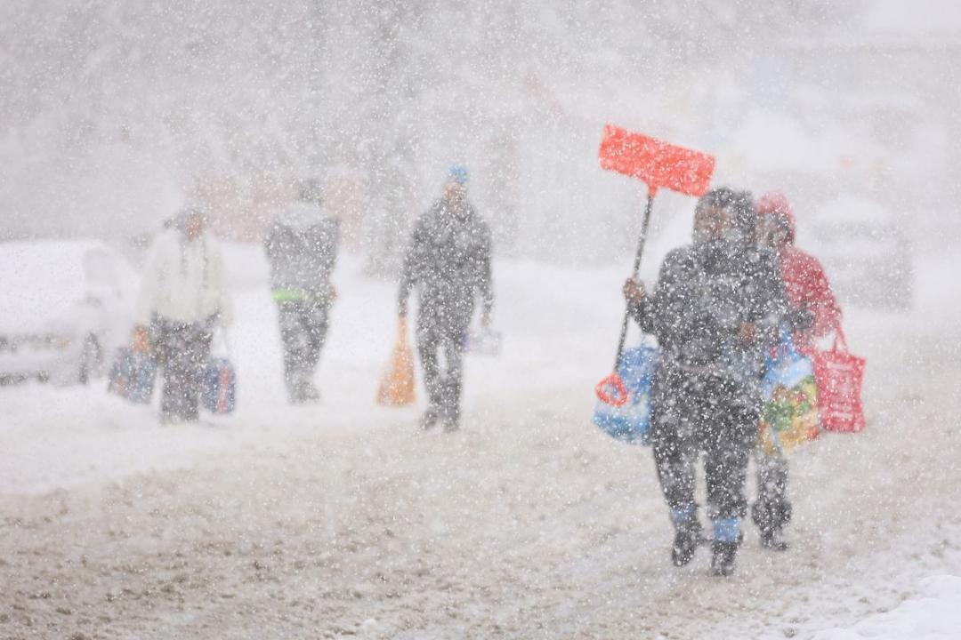 Early winter snowstorm claims 2 lives in US' New York state | World ...