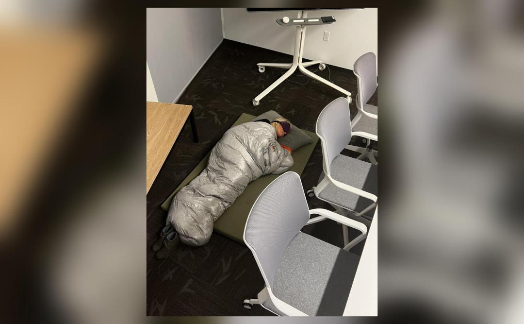 Pic shows Twitter employee sleeping on the office floor after Musk's ...