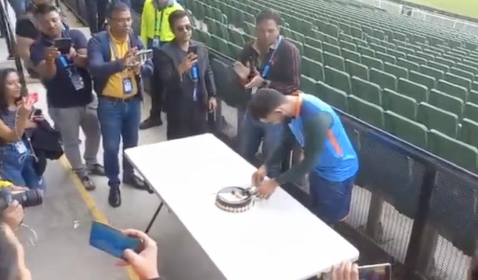 Virat Kohli cuts birthday cake with Indian journalists at MCG, video ...