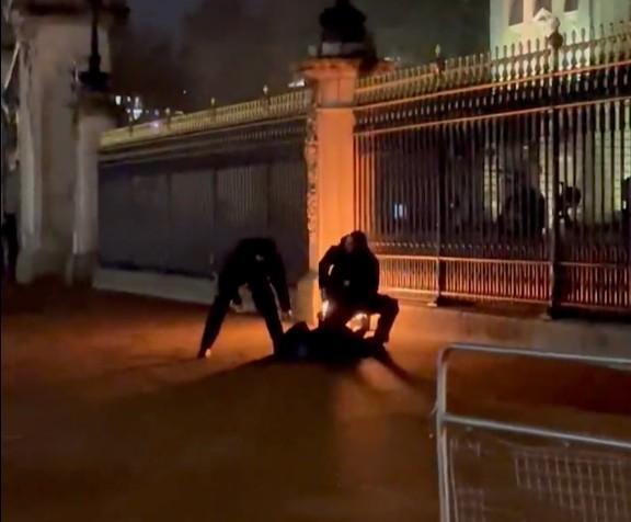 Man sets fire outside Buckingham Palace; video surfaces
