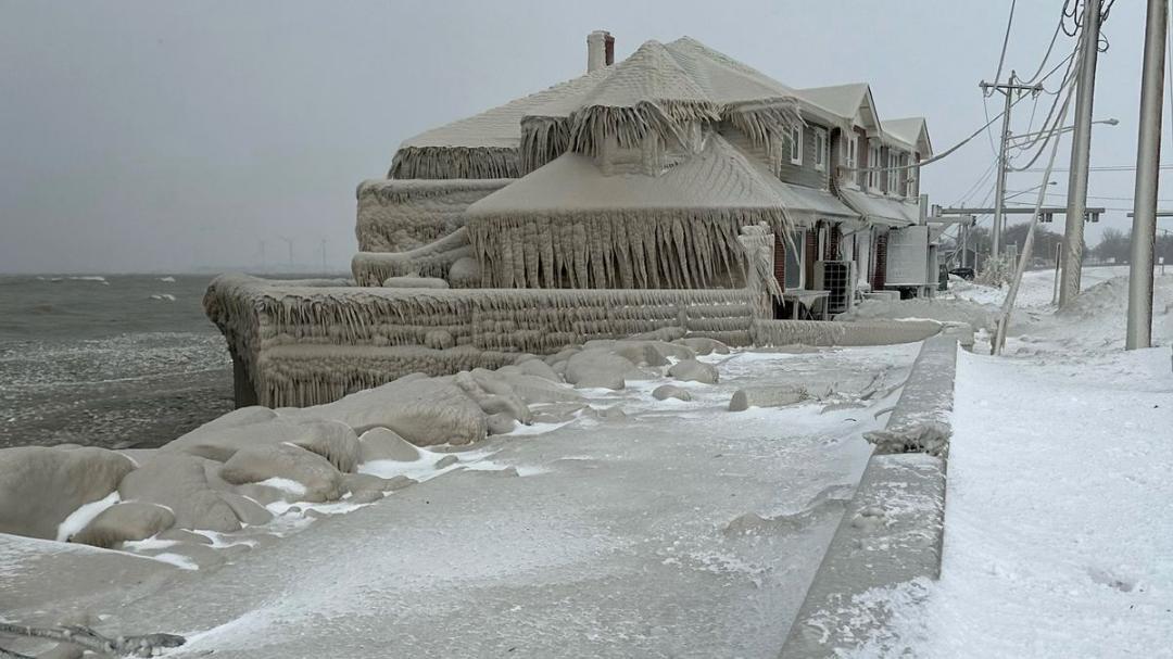 Video shows US restaurant covered in ice, people call it 'A scene out ...