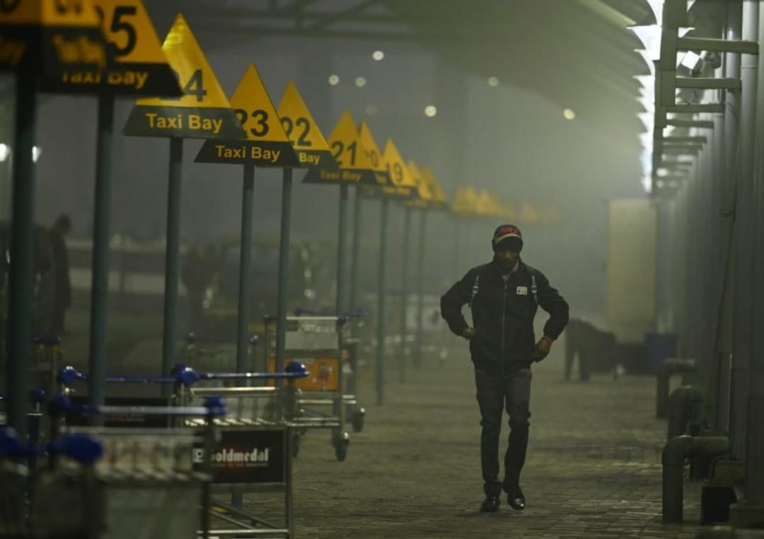 Delhi records season's longest fog spell on Monday | National News ...