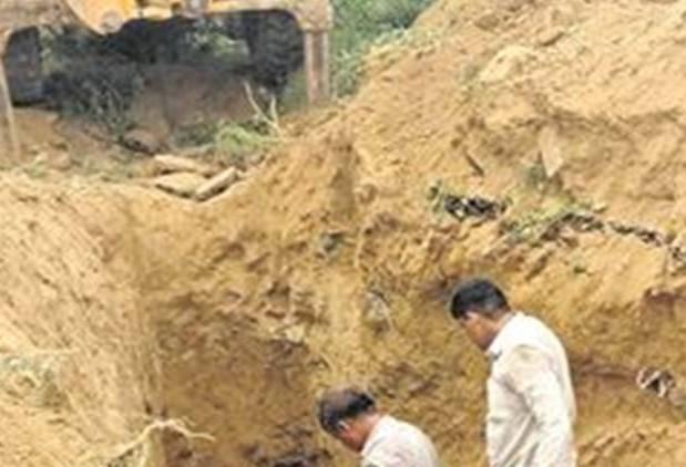 4 women get buried under soil while digging in Uttar Pradesh, 1 dead | National News | Inshorts