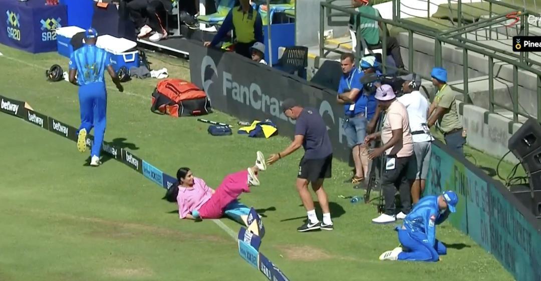 Pakistani anchor Zainab falls after collision with fielder during SA20 ...