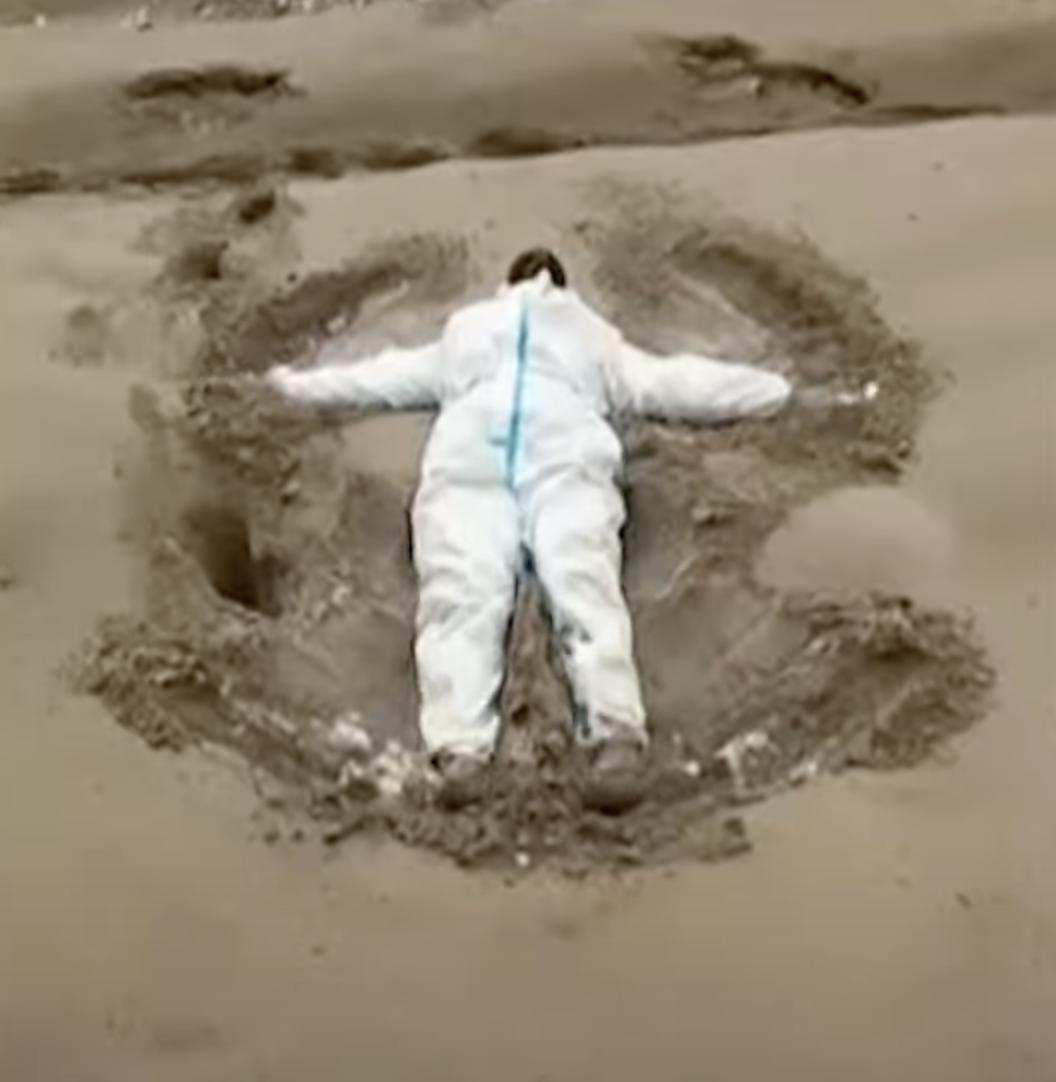 Volcanologist makes 'ash angel' after volcano erupts in Russia | World ...