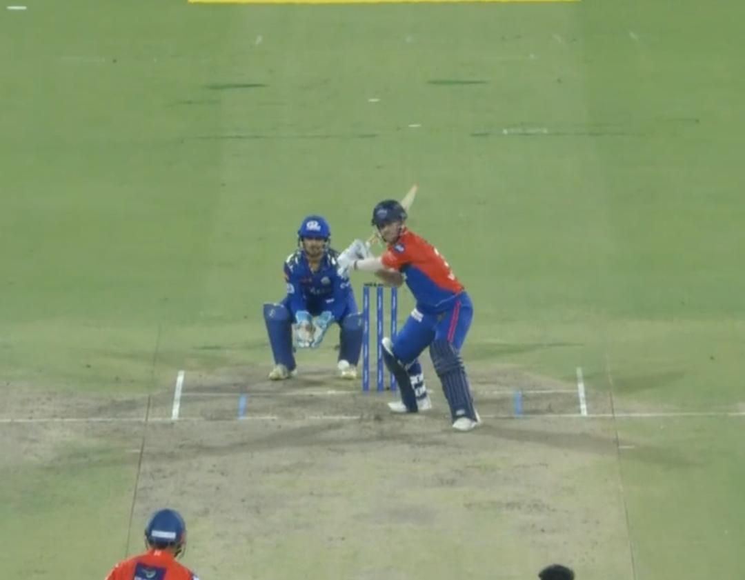 Left-handed David Warner bats right-handed for free hit, IPL shares video