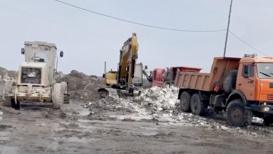 Clean-up efforts underway as volcanic ash buries Russian villages