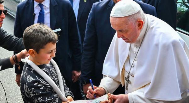 Video shows Pope Francis signing boy's cast after leaving hospital ...