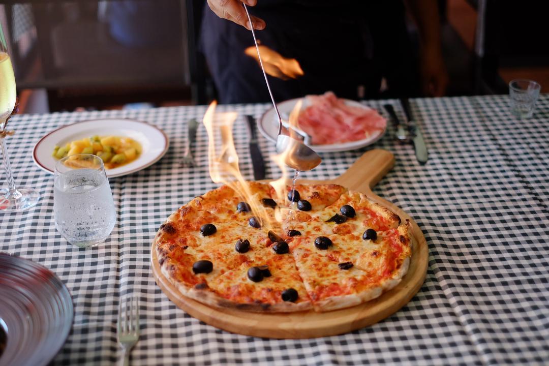 'Flaming pizza' causes fire, 2 including a customer die at Madrid ...