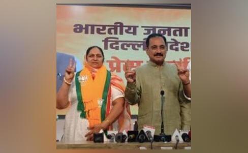 AAP councillor Sunita joins BJP, says 'Influenced by PM's work ...