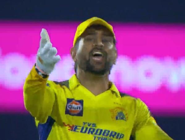 MS Dhoni gets angry at Pathirana for coming in way of his throw, video ...
