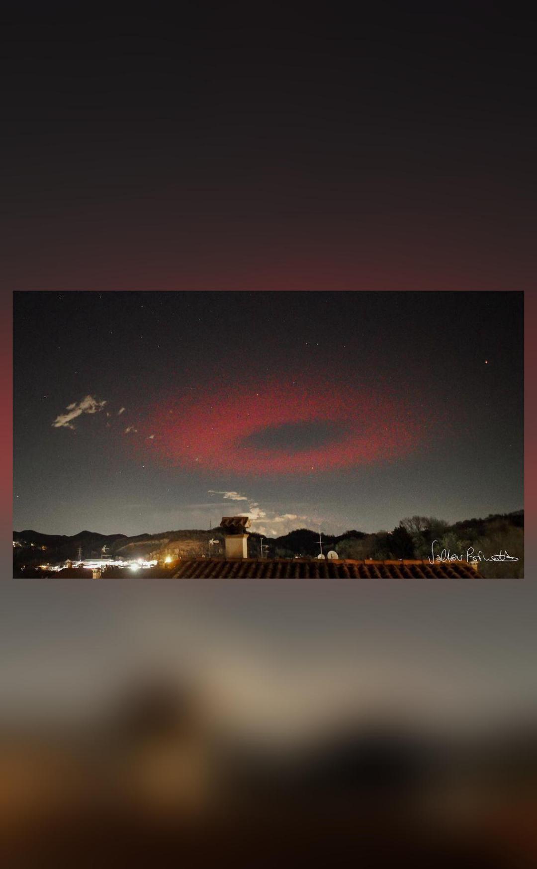 Red ring flashes over night sky in Italy, pic surfaces