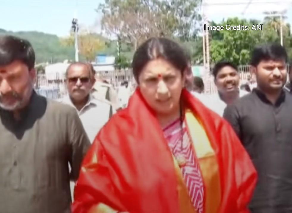 Minister Smriti Irani visits Tirupati Balaji temple, video out ...