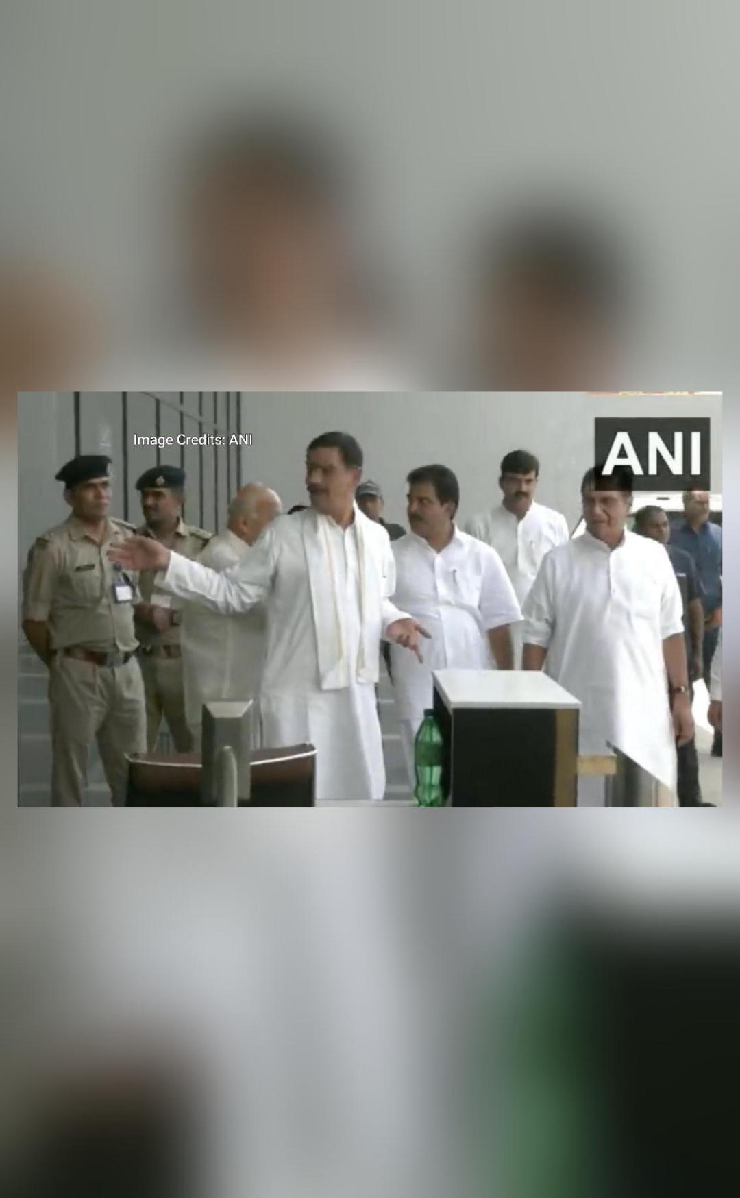 AICC observers for K'taka arrive in Delhi for govt formation meet