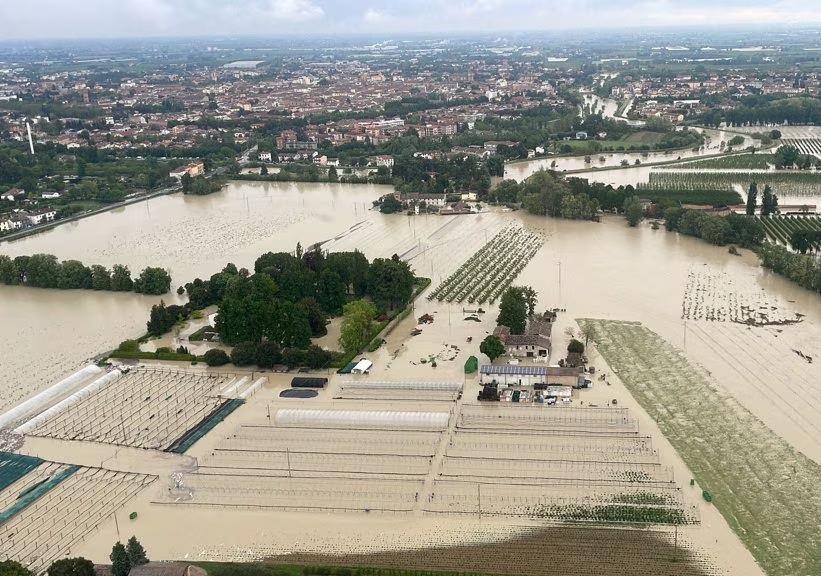 Heavy rains cause severe floods in northern Italy, video surfaces