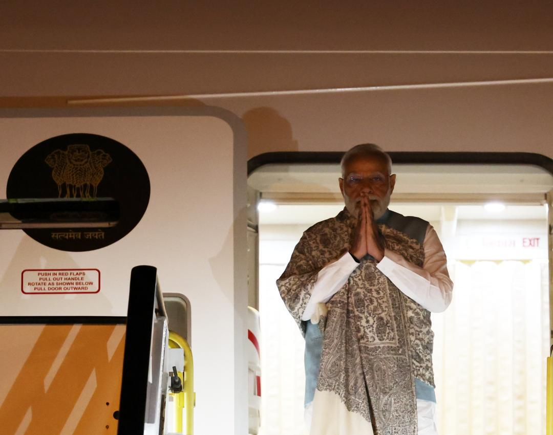 People chant 'Har Har Modi, Jai Jai Modi' as PM Modi arrives in ...