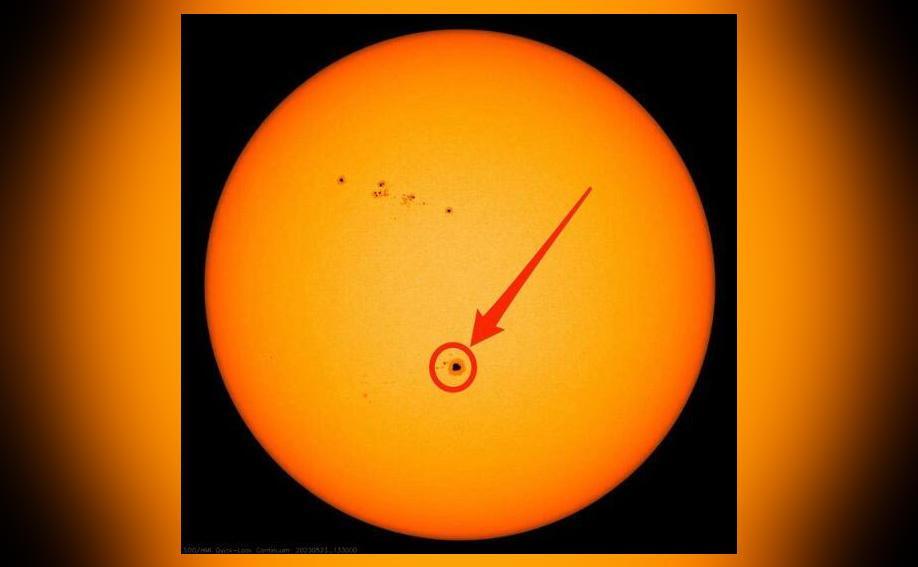 Giant sunspot 4 times the size of Earth seen on Sun's surface; pic goes ...