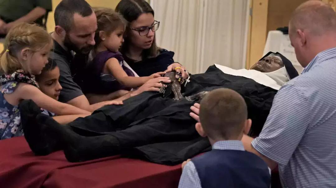 Thousands flock to see US nun's body exhumed undecayed after 4 yrs ...