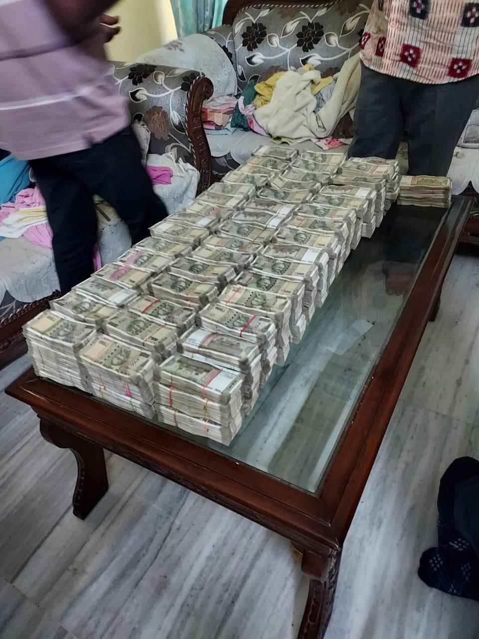 Odisha officer's wife throws 6 cartons of cash to neighbour's terrace ...