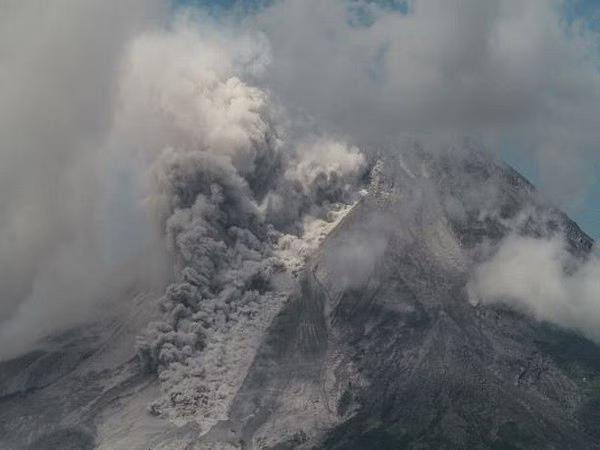 Indonesia's volcano erupts twice in an hour, spews ash 3km high | World ...