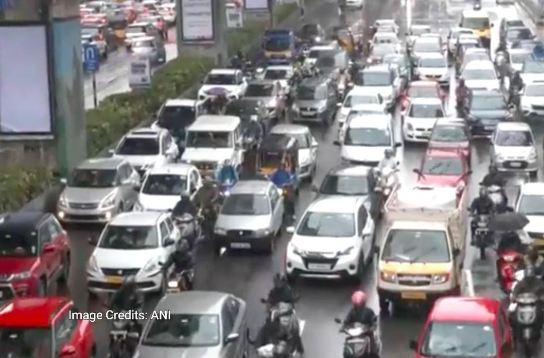 Hyd faces traffic jam amid rains, vehicle breaks down near flyover