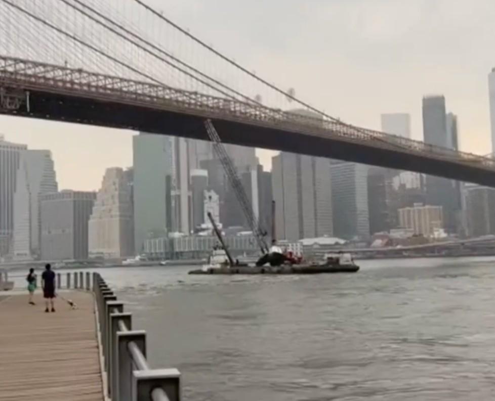 Crane crashes into iconic Brooklyn Bridge, breaks part; video out