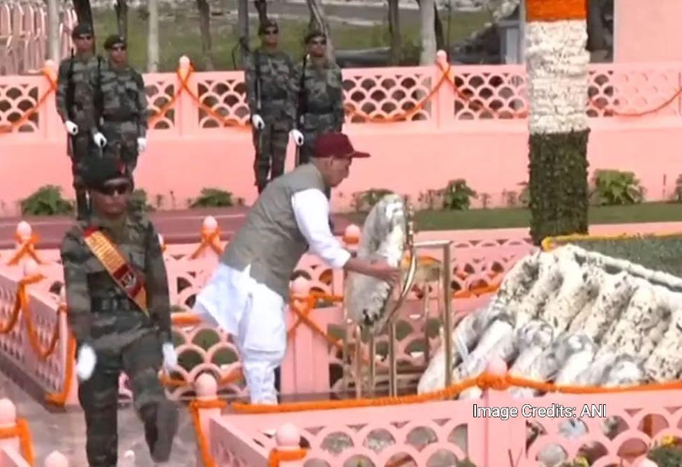 Rajnath Singh lays wreath on war memorial on Kargil Vijay Diwas