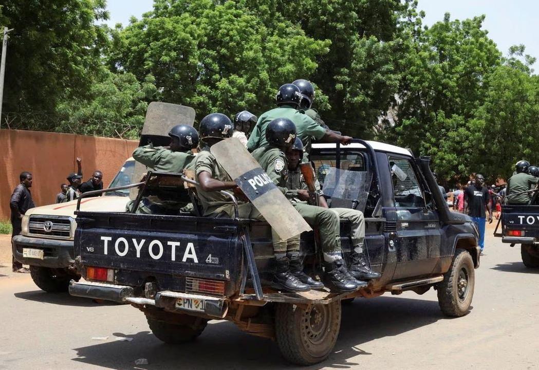 Niger reopens borders with several neighbours a week after coup