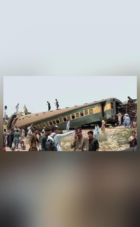 10 coaches of passenger train derails in Pakistan; 15 people killed ...