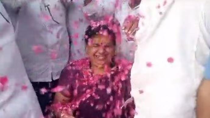 People shower IAS officer Divya Mittal with rose petals during farewell ...