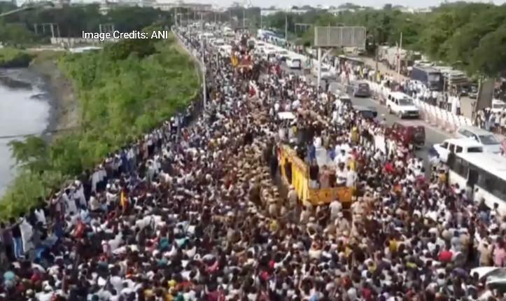 Massive crowd gathers to pay tribute to actor-politician Vijayakanth at ...