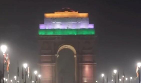 Pic shows India Gate lit up in Tricolour lights | National News | Inshorts