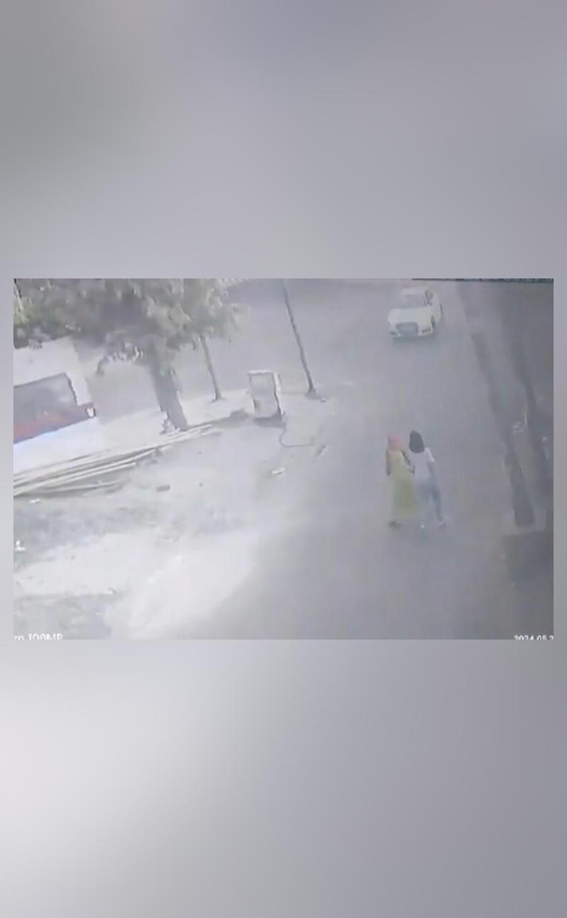 Speeding Audi kills man crossing road in Noida; incident caught on CCTV | City News | Inshorts