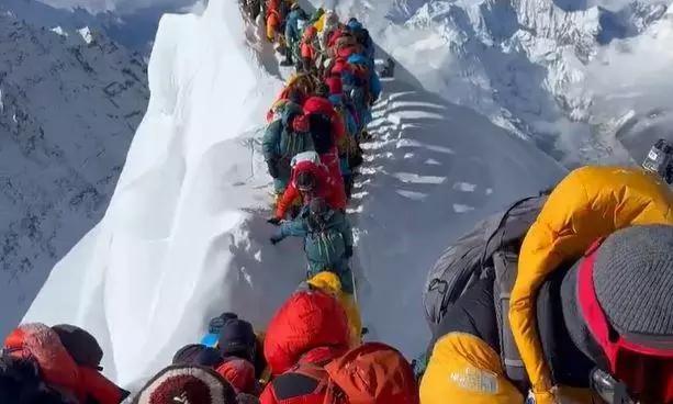 Videos of long queue on Mount Everest goes viral | World News | Inshorts