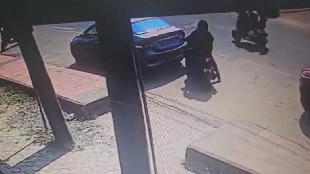 Knife-wielding man holds bank staff captive in Kerala | Politics News ...